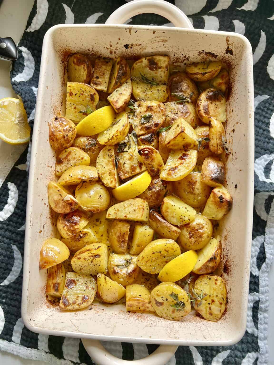 Greek Lemon Potatoes (Patates Lemonates) - Hungry Happens