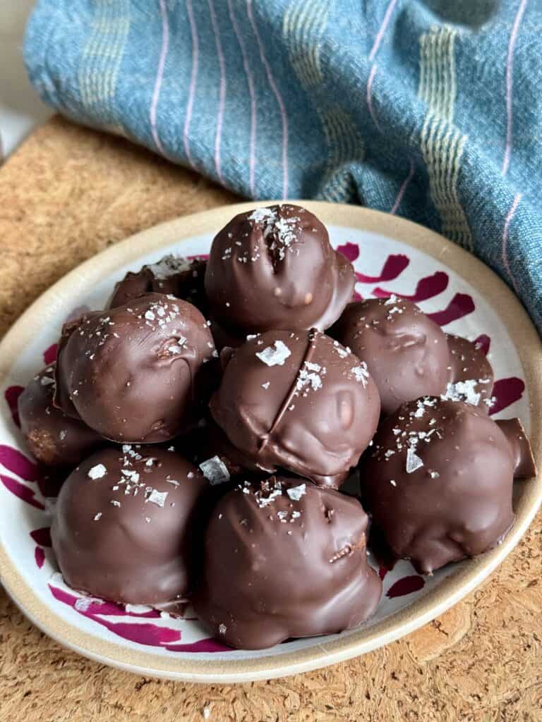 Healthy Chocolate Truffles (No Bake) - Hungry Happens